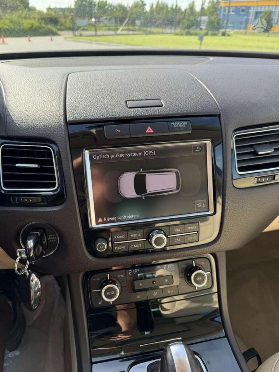Black Volkswagen Touareg 2013 in Telschi, with an engine capacity of 2.97 L and mileage of 251 thousand km for 11300 €, photo 28 on AUTOMOTO.COM.LV