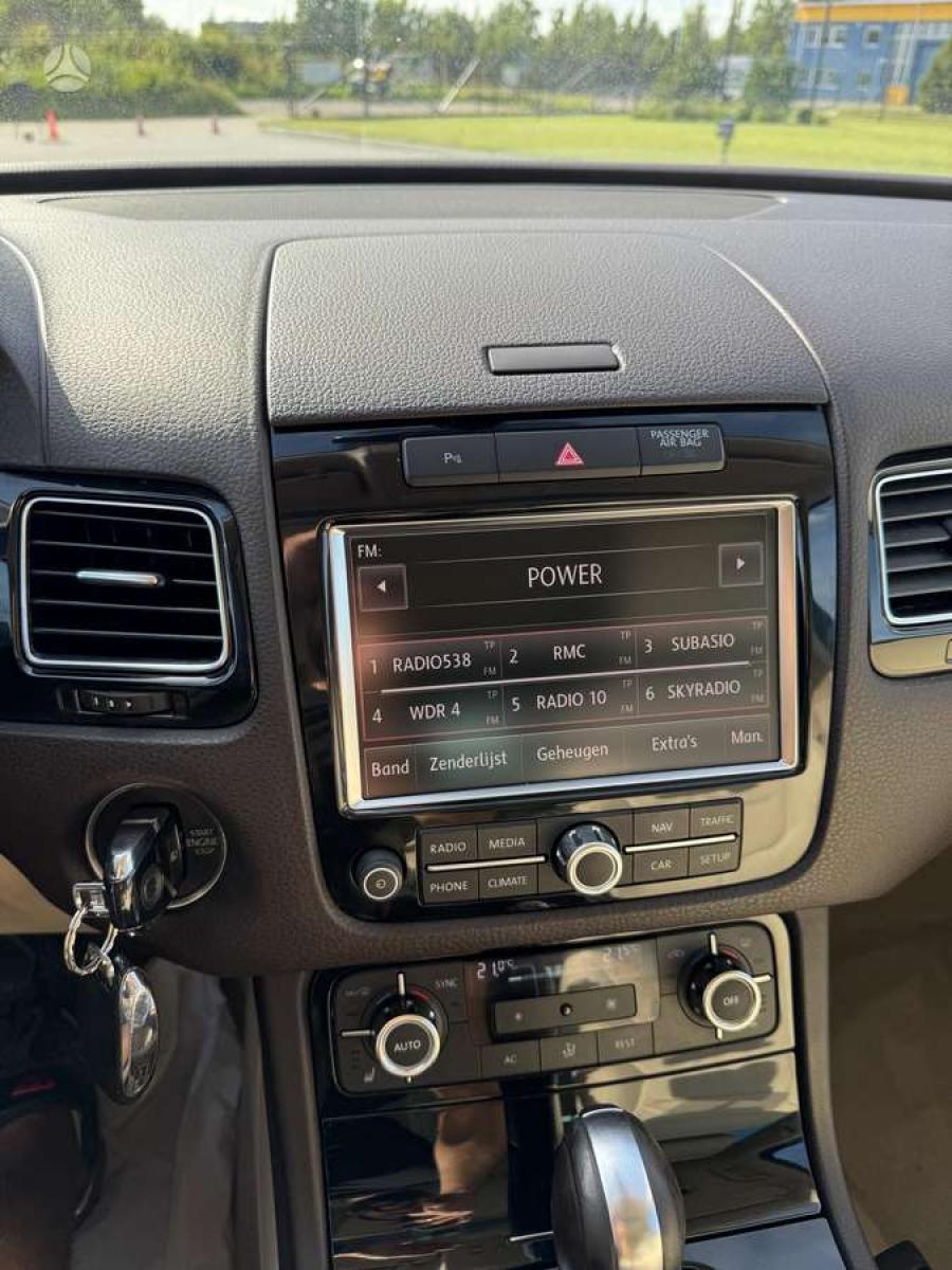 Black Volkswagen Touareg 2013 in Telschi, with an engine capacity of 2.97 L and mileage of 251 thousand km for 11300 €, photo 36 on AUTOMOTO.COM.LV