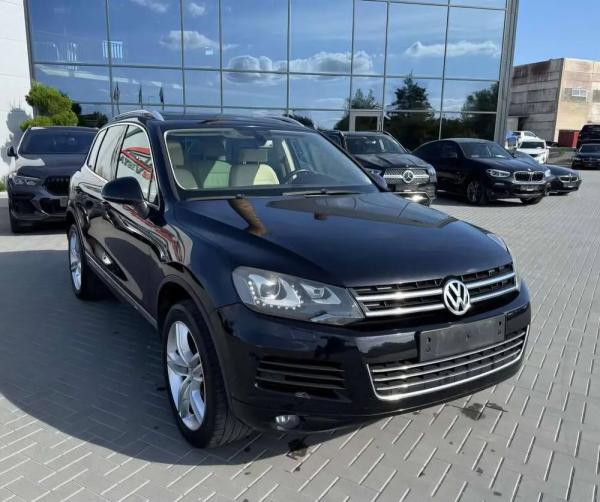 Black Volkswagen Touareg 2013 in Telschi, with an engine capacity of 3.00 L and mileage of 251 thousand km for 11290 €, photo 1 on AUTOMOTO.COM.LV