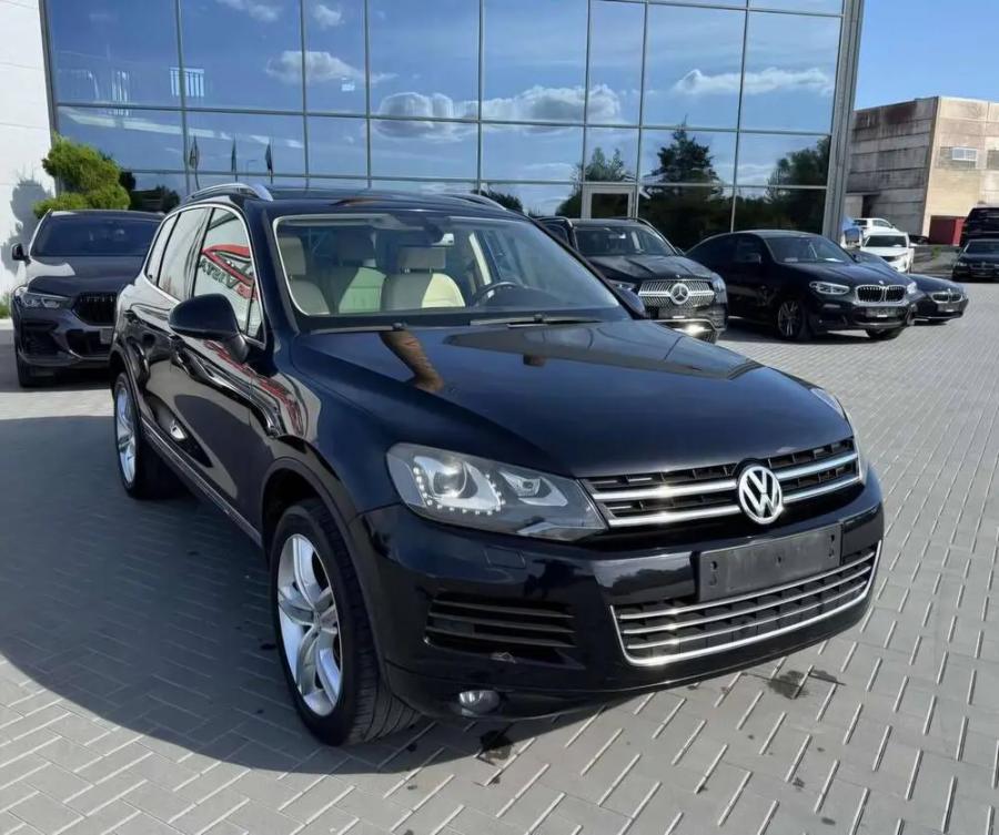 Black Volkswagen Touareg 2013 in Telschi, with an engine capacity of 3.00 L and mileage of 251 thousand km for 11290 €, photo 1 on AUTOMOTO.COM.LV