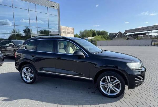 Black Volkswagen Touareg 2013 in Telschi, with an engine capacity of 3.00 L and mileage of 251 thousand km for 11290 €, photo 2 on AUTOMOTO.COM.LV