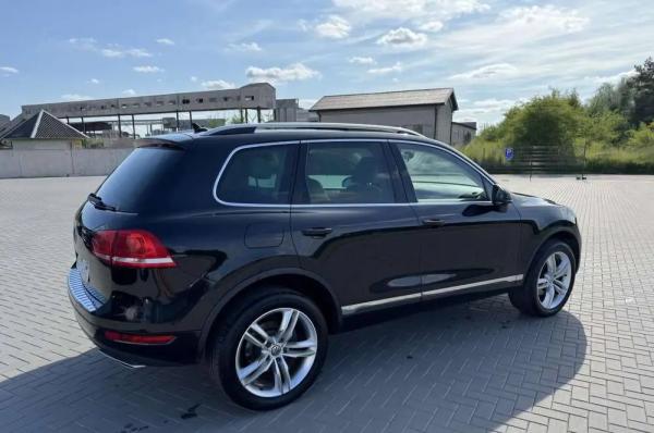Black Volkswagen Touareg 2013 in Telschi, with an engine capacity of 3.00 L and mileage of 251 thousand km for 11290 €, photo 6 on AUTOMOTO.COM.LV