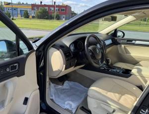 Black Volkswagen Touareg 2013 in Telschi, with an engine capacity of 3.00 L and mileage of 251 thousand km for 11290 €, photo 12 on AUTOMOTO.COM.LV