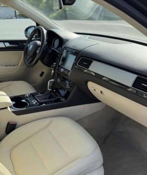 Black Volkswagen Touareg 2013 in Telschi, with an engine capacity of 3.00 L and mileage of 251 thousand km for 11290 €, photo 16 on AUTOMOTO.COM.LV