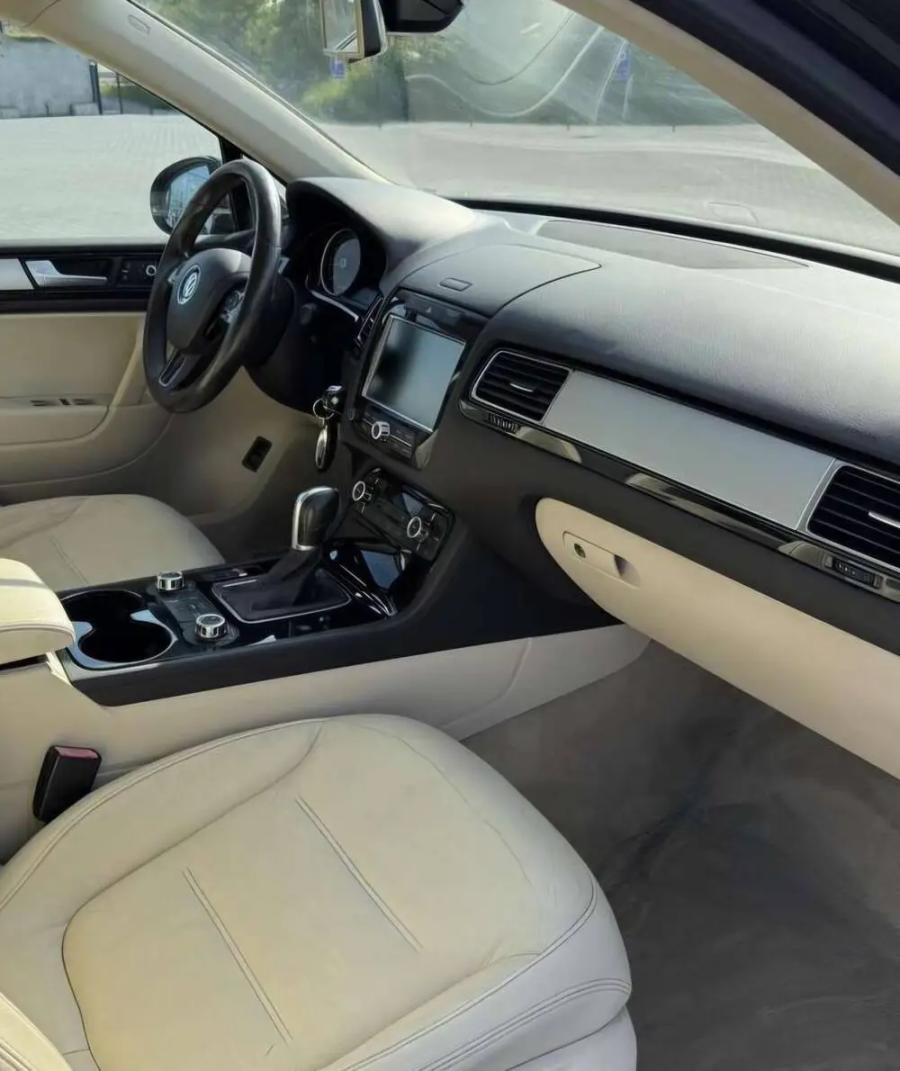 Black Volkswagen Touareg 2013 in Telschi, with an engine capacity of 3.00 L and mileage of 251 thousand km for 11290 €, photo 16 on AUTOMOTO.COM.LV
