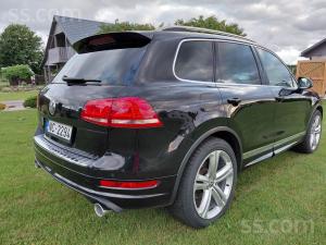 Black Volkswagen Touareg 2013 in Riga, with an engine capacity of 3.00 L and mileage of 260 thousand km for 14390 €, photo 4 on AUTOMOTO.COM.LV