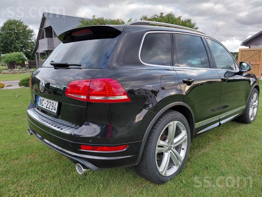 Black Volkswagen Touareg 2013 in Riga, with an engine capacity of 3.00 L and mileage of 260 thousand km for 14390 €, photo 4 on AUTOMOTO.COM.LV