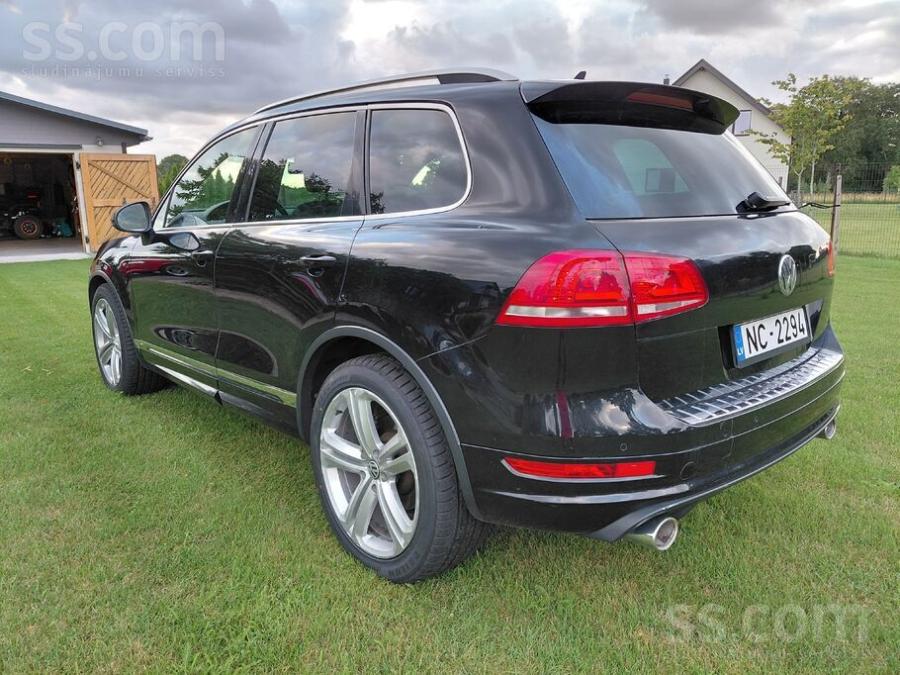 Black Volkswagen Touareg 2013 in Riga, with an engine capacity of 3.00 L and mileage of 260 thousand km for 14390 €, photo 5 on AUTOMOTO.COM.LV