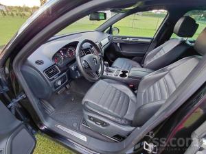 Black Volkswagen Touareg 2013 in Riga, with an engine capacity of 3.00 L and mileage of 260 thousand km for 14390 €, photo 7 on AUTOMOTO.COM.LV
