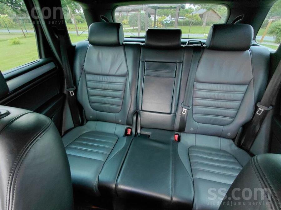 Black Volkswagen Touareg 2013 in Riga, with an engine capacity of 3.00 L and mileage of 260 thousand km for 14390 €, photo 8 on AUTOMOTO.COM.LV