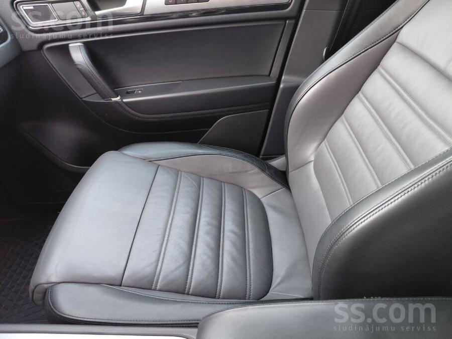 Black Volkswagen Touareg 2013 in Riga, with an engine capacity of 3.00 L and mileage of 260 thousand km for 14390 €, photo 9 on AUTOMOTO.COM.LV
