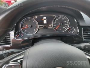 Black Volkswagen Touareg 2013 in Riga, with an engine capacity of 3.00 L and mileage of 260 thousand km for 14390 €, photo 10 on AUTOMOTO.COM.LV