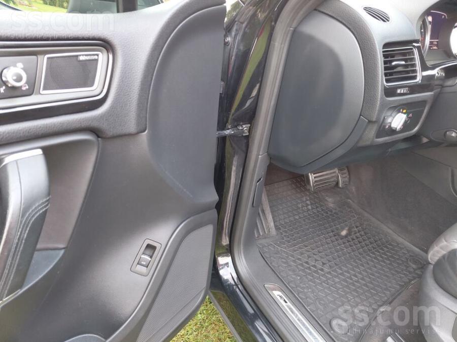 Black Volkswagen Touareg 2013 in Riga, with an engine capacity of 3.00 L and mileage of 260 thousand km for 14390 €, photo 11 on AUTOMOTO.COM.LV