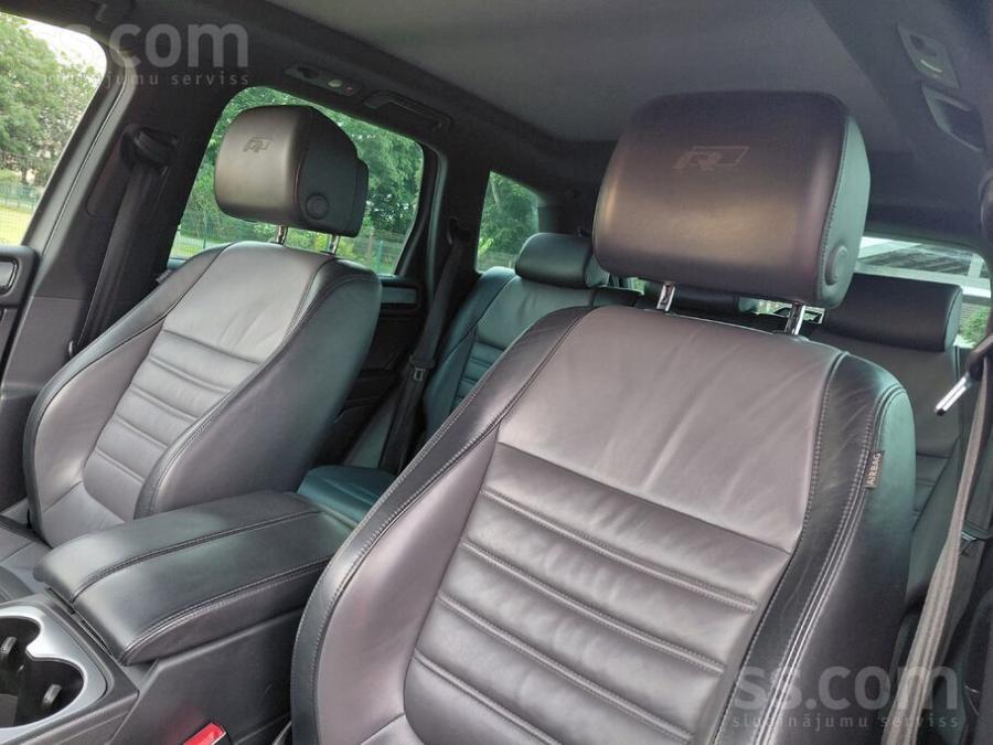 Black Volkswagen Touareg 2013 in Riga, with an engine capacity of 3.00 L and mileage of 260 thousand km for 14390 €, photo 12 on AUTOMOTO.COM.LV