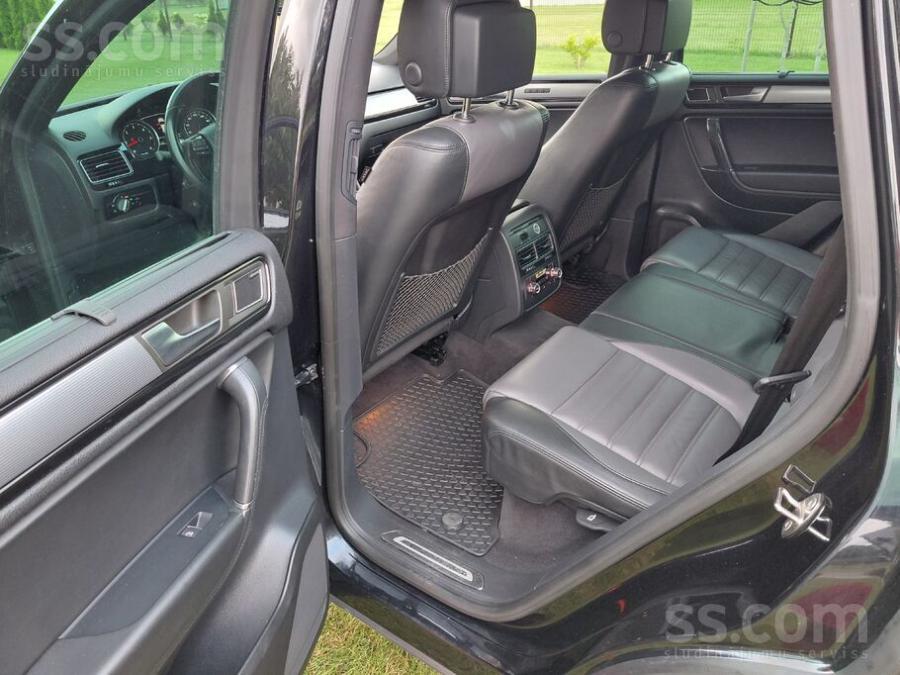 Black Volkswagen Touareg 2013 in Riga, with an engine capacity of 3.00 L and mileage of 260 thousand km for 14390 €, photo 14 on AUTOMOTO.COM.LV