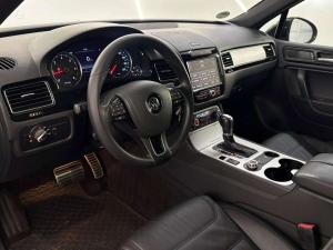 Black Volkswagen Touareg 2013 in Marijampole, with an engine capacity of 2.97 L and mileage of 296 thousand km for 11650 €, photo 3 on AUTOMOTO.COM.LV
