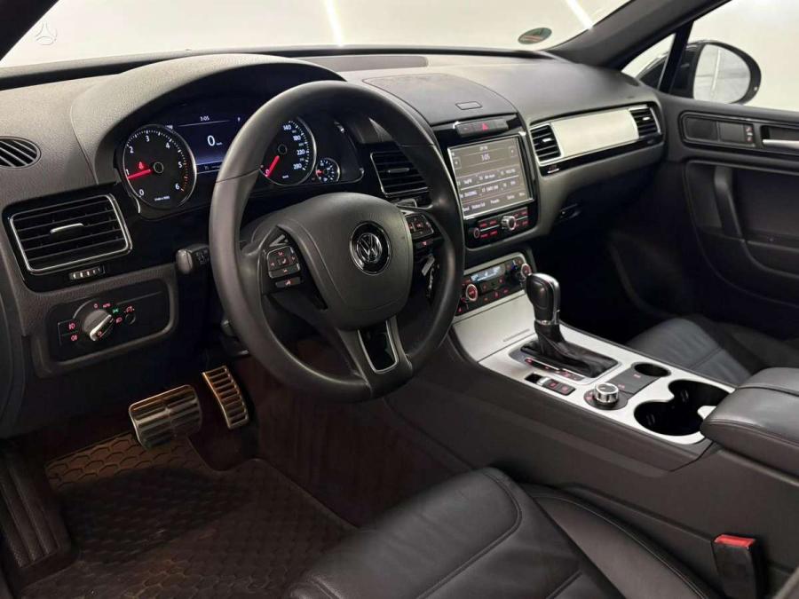 Black Volkswagen Touareg 2013 in Marijampole, with an engine capacity of 2.97 L and mileage of 296 thousand km for 11650 €, photo 3 on AUTOMOTO.COM.LV