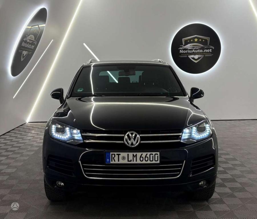 Black Volkswagen Touareg 2013 in Marijampole, with an engine capacity of 2.97 L and mileage of 296 thousand km for 11650 €, photo 6 on AUTOMOTO.COM.LV