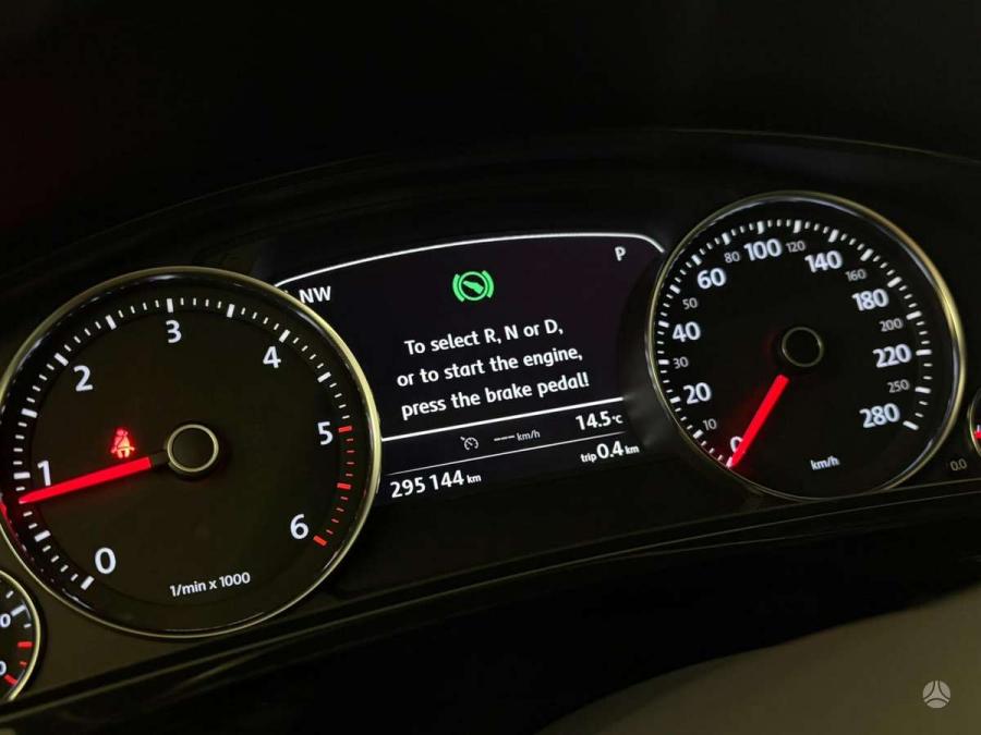 Black Volkswagen Touareg 2013 in Marijampole, with an engine capacity of 2.97 L and mileage of 296 thousand km for 11650 €, photo 10 on AUTOMOTO.COM.LV
