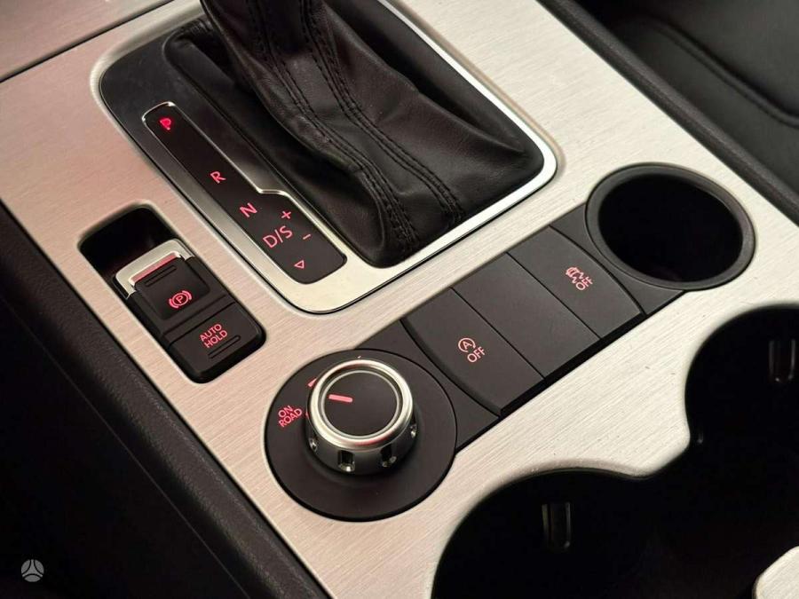 Black Volkswagen Touareg 2013 in Marijampole, with an engine capacity of 2.97 L and mileage of 296 thousand km for 11650 €, photo 14 on AUTOMOTO.COM.LV