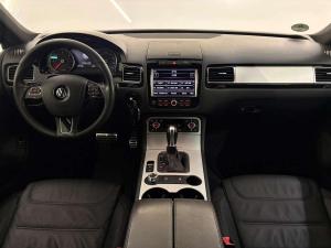 Black Volkswagen Touareg 2013 in Marijampole, with an engine capacity of 2.97 L and mileage of 296 thousand km for 11650 €, photo 17 on AUTOMOTO.COM.LV