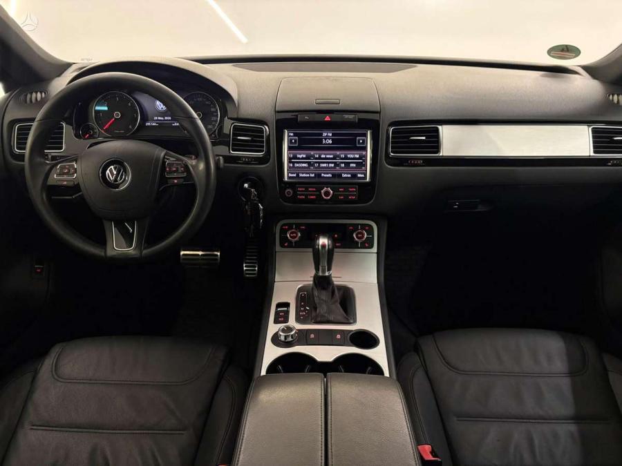 Black Volkswagen Touareg 2013 in Marijampole, with an engine capacity of 2.97 L and mileage of 296 thousand km for 11650 €, photo 17 on AUTOMOTO.COM.LV