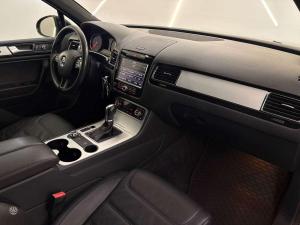 Black Volkswagen Touareg 2013 in Marijampole, with an engine capacity of 2.97 L and mileage of 296 thousand km for 11650 €, photo 18 on AUTOMOTO.COM.LV