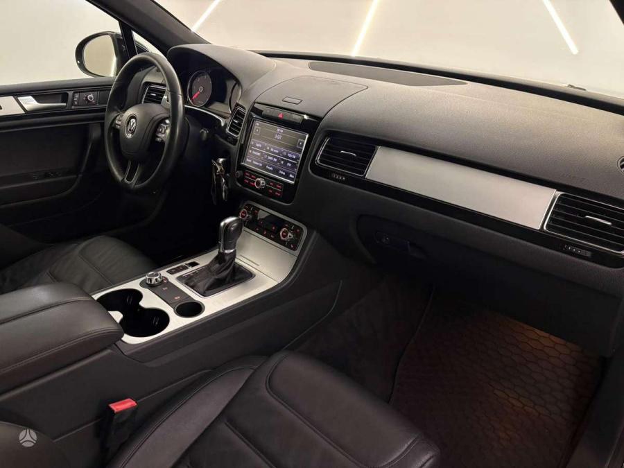 Black Volkswagen Touareg 2013 in Marijampole, with an engine capacity of 2.97 L and mileage of 296 thousand km for 11650 €, photo 18 on AUTOMOTO.COM.LV