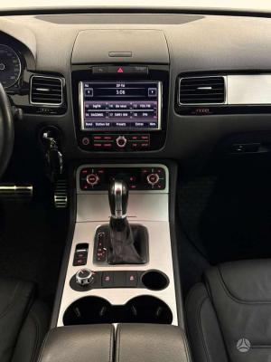Black Volkswagen Touareg 2013 in Marijampole, with an engine capacity of 2.97 L and mileage of 296 thousand km for 11650 €, photo 19 on AUTOMOTO.COM.LV