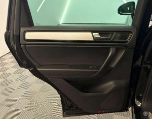 Black Volkswagen Touareg 2013 in Marijampole, with an engine capacity of 2.97 L and mileage of 296 thousand km for 11650 €, photo 20 on AUTOMOTO.COM.LV