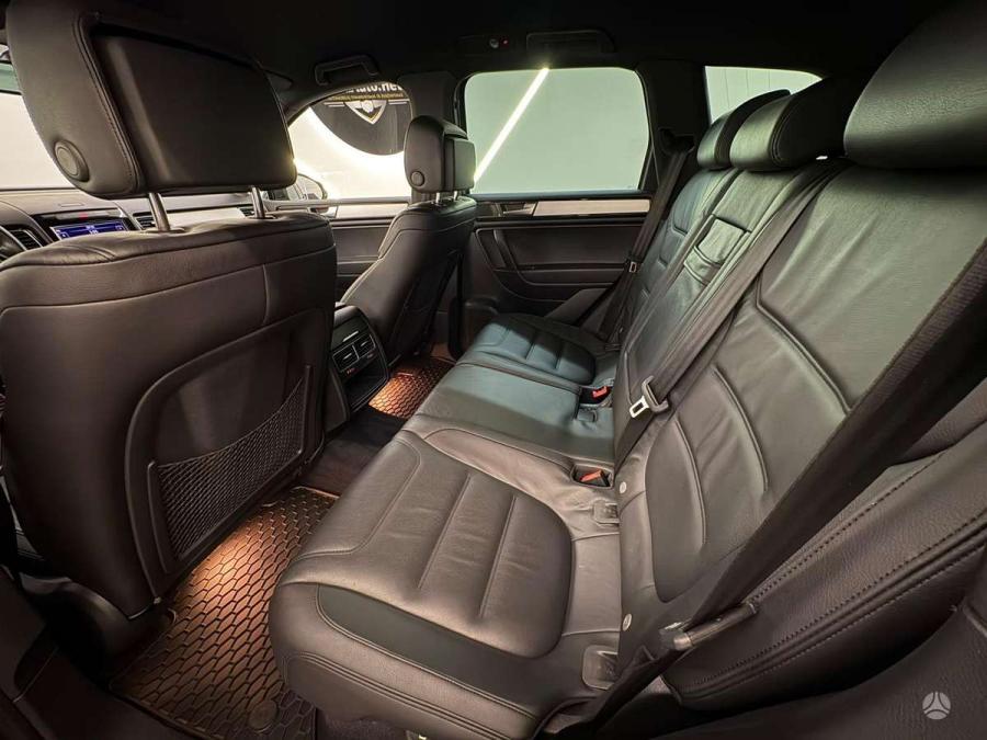 Black Volkswagen Touareg 2013 in Marijampole, with an engine capacity of 2.97 L and mileage of 296 thousand km for 11650 €, photo 21 on AUTOMOTO.COM.LV
