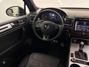 Black Volkswagen Touareg 2013 in Marijampole, with an engine capacity of 2.97 L and mileage of 296 thousand km for 11650 €, photo 22 on AUTOMOTO.COM.LV