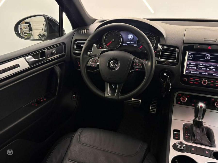 Black Volkswagen Touareg 2013 in Marijampole, with an engine capacity of 2.97 L and mileage of 296 thousand km for 11650 €, photo 22 on AUTOMOTO.COM.LV