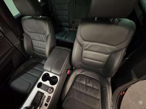Black Volkswagen Touareg 2013 in Marijampole, with an engine capacity of 2.97 L and mileage of 296 thousand km for 11650 €, photo 24 on AUTOMOTO.COM.LV