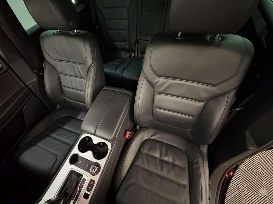 Black Volkswagen Touareg 2013 in Marijampole, with an engine capacity of 2.97 L and mileage of 296 thousand km for 11650 €, photo 24 on AUTOMOTO.COM.LV