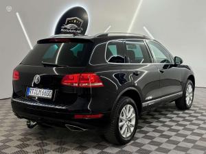 Black Volkswagen Touareg 2013 in Marijampole, with an engine capacity of 2.97 L and mileage of 296 thousand km for 11650 €, photo 28 on AUTOMOTO.COM.LV