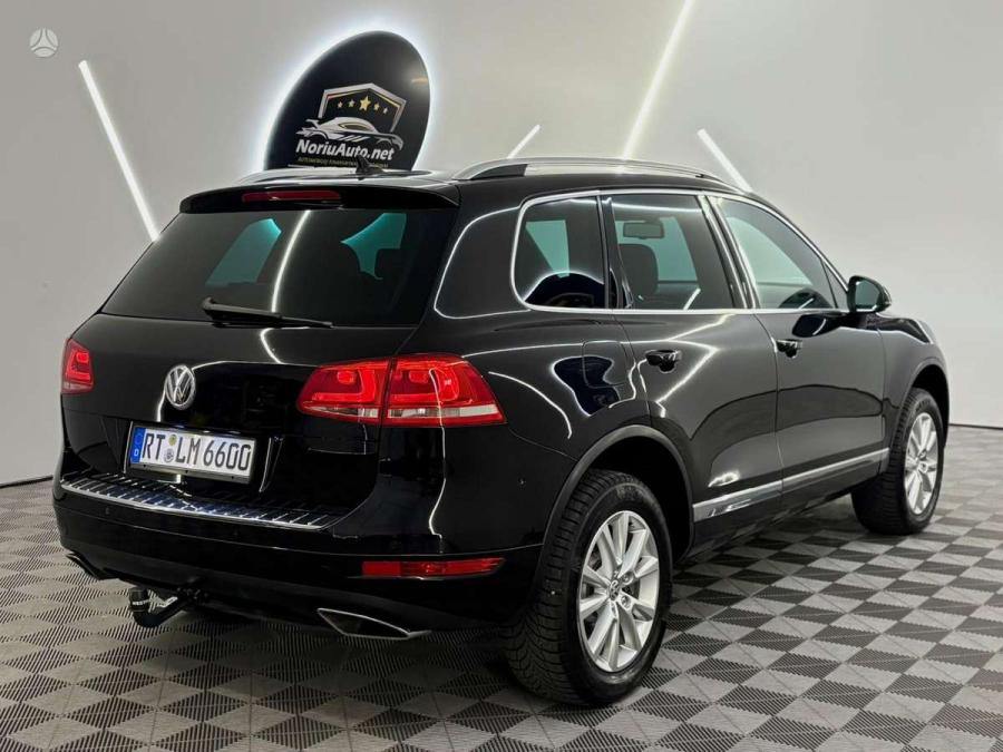 Black Volkswagen Touareg 2013 in Marijampole, with an engine capacity of 2.97 L and mileage of 296 thousand km for 11650 €, photo 28 on AUTOMOTO.COM.LV
