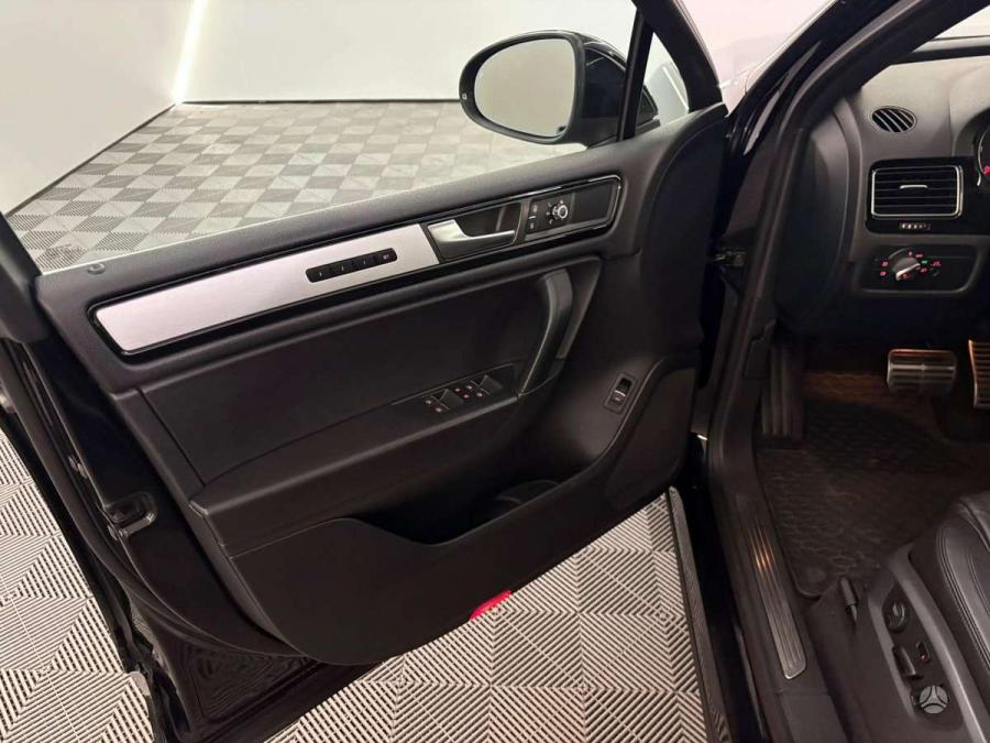 Black Volkswagen Touareg 2013 in Marijampole, with an engine capacity of 2.97 L and mileage of 296 thousand km for 11650 €, photo 29 on AUTOMOTO.COM.LV