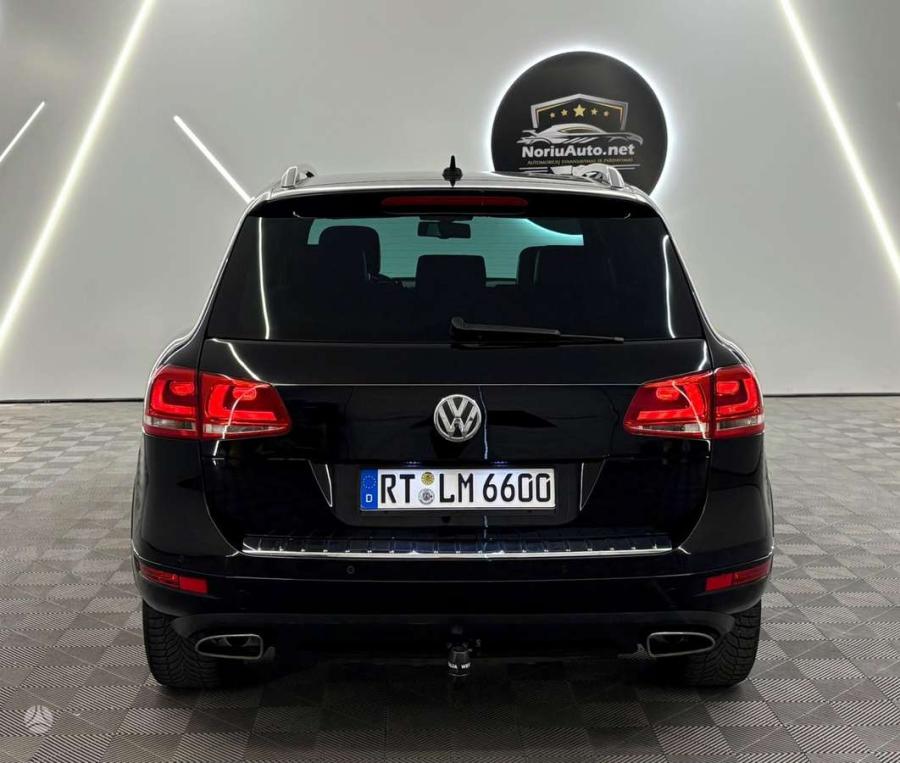 Black Volkswagen Touareg 2013 in Marijampole, with an engine capacity of 2.97 L and mileage of 296 thousand km for 11650 €, photo 31 on AUTOMOTO.COM.LV