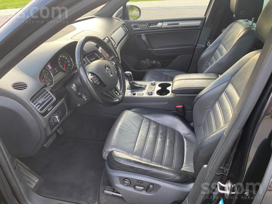 Melns Volkswagen Touareg 2013 Rīga, ar dzinēja tilpumu 3.00 L un nobraukumu 288 tūkst. km par 13700 €, foto 13 vietnē AUTOMOTO.COM.LV