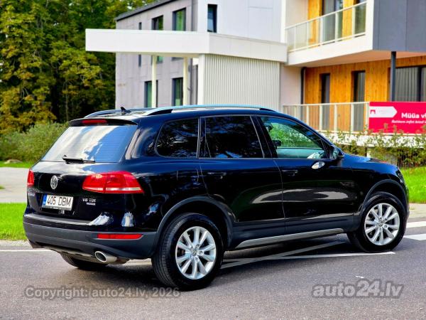 Black Volkswagen Touareg 2013 in Tallinn, with an engine capacity of 3.00 L and mileage of 285 thousand km for 8990 €, photo 5 on AUTOMOTO.COM.LV