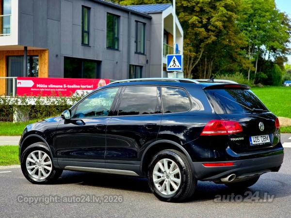 Black Volkswagen Touareg 2013 in Tallinn, with an engine capacity of 3.00 L and mileage of 285 thousand km for 8990 €, photo 7 on AUTOMOTO.COM.LV
