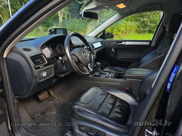Black Volkswagen Touareg 2013 in Tallinn, with an engine capacity of 3.00 L and mileage of 285 thousand km for 8990 €, photo 10 on AUTOMOTO.COM.LV