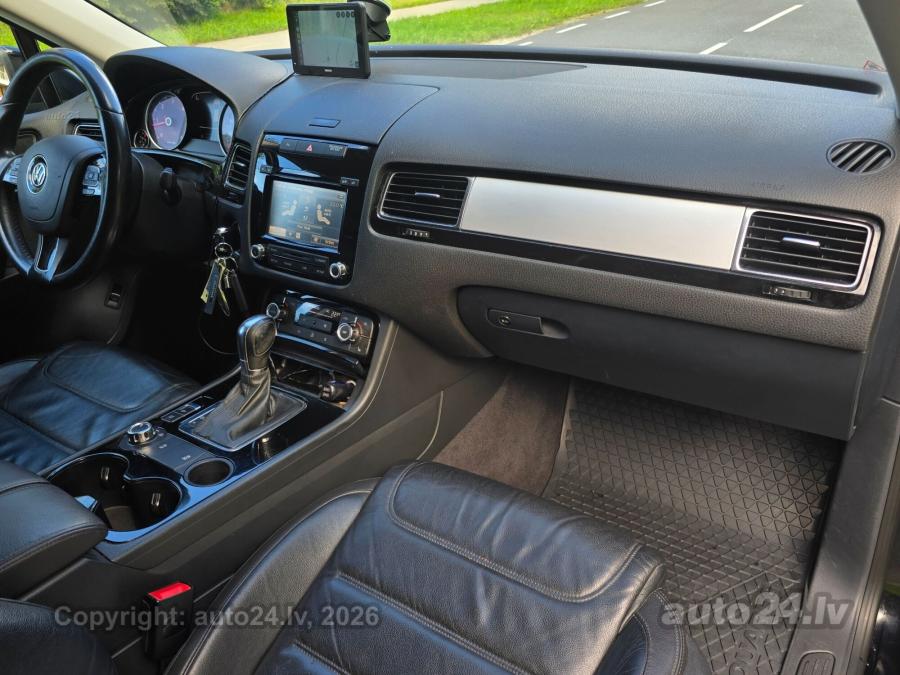 Melns Volkswagen Touareg 2013 Tallina, ar dzinēja tilpumu 3.00 L un nobraukumu 285 tūkst. km par 8990 €, foto 11 vietnē AUTOMOTO.COM.LV