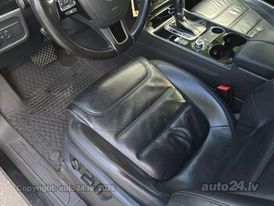Melns Volkswagen Touareg 2013 Tallina, ar dzinēja tilpumu 3.00 L un nobraukumu 285 tūkst. km par 8990 €, foto 12 vietnē AUTOMOTO.COM.LV