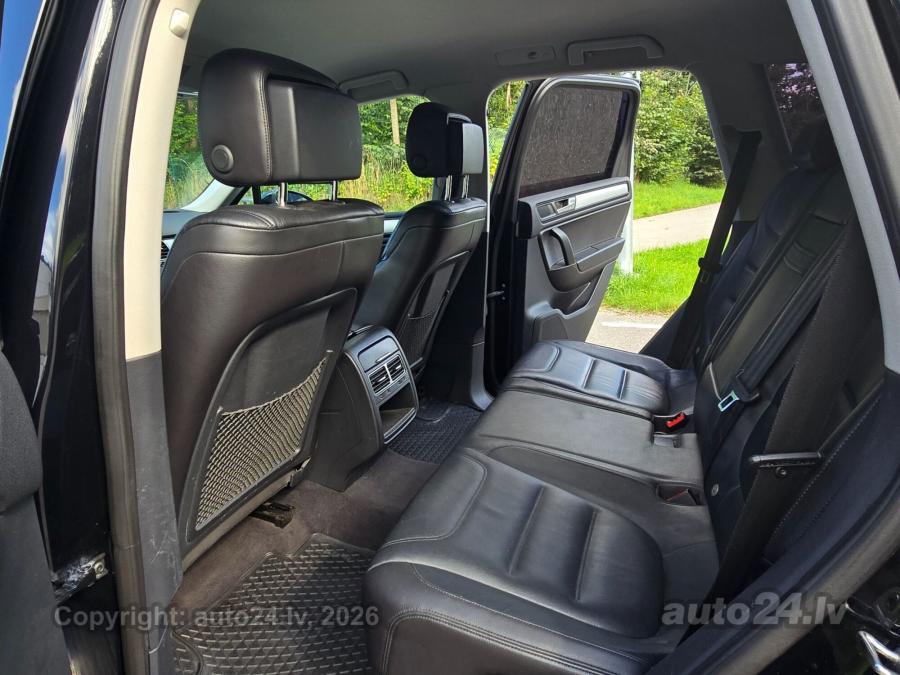 Melns Volkswagen Touareg 2013 Tallina, ar dzinēja tilpumu 3.00 L un nobraukumu 285 tūkst. km par 8990 €, foto 14 vietnē AUTOMOTO.COM.LV