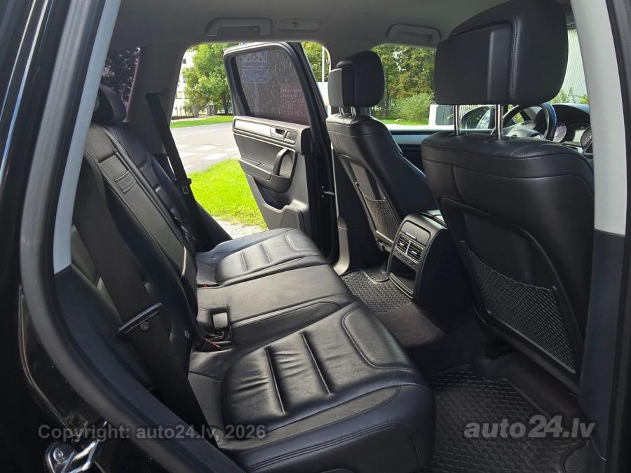 Melns Volkswagen Touareg 2013 Tallina, ar dzinēja tilpumu 3.00 L un nobraukumu 285 tūkst. km par 8990 €, foto 15 vietnē AUTOMOTO.COM.LV