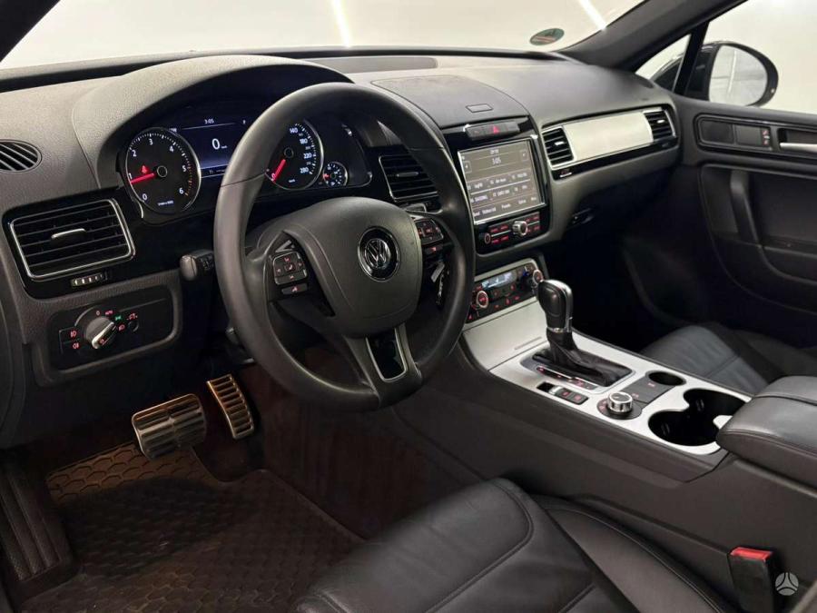 Black Volkswagen Touareg 2013 in Marijampole, with an engine capacity of 2.97 L and mileage of 296 thousand km for 11350 €, photo 3 on AUTOMOTO.COM.LV