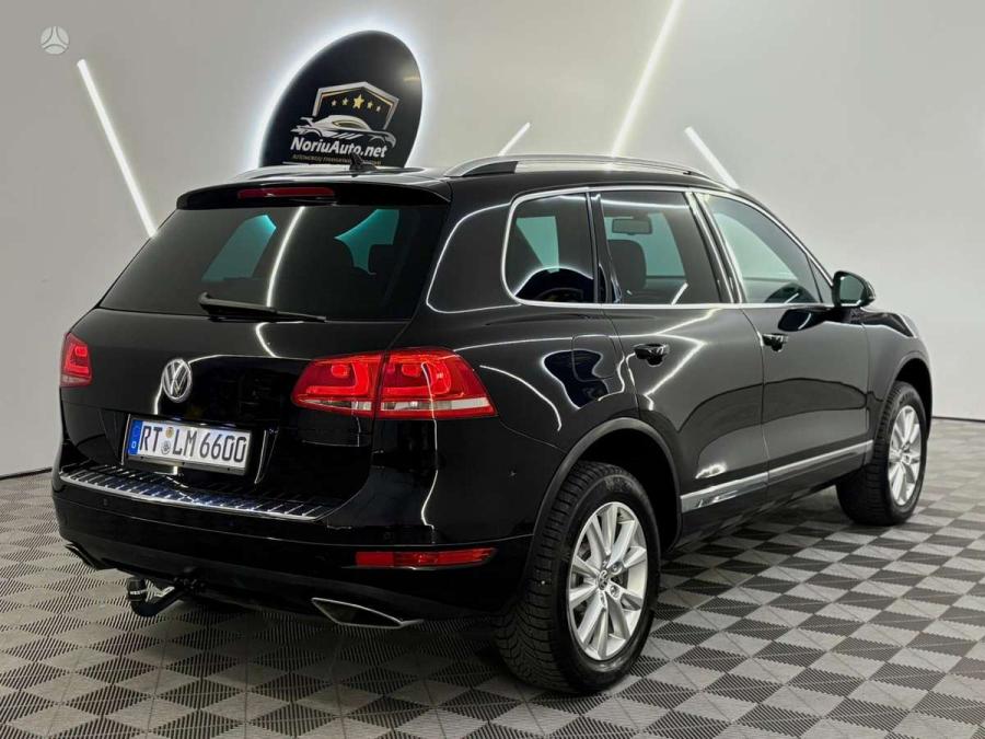 Black Volkswagen Touareg 2013 in Marijampole, with an engine capacity of 2.97 L and mileage of 296 thousand km for 11350 €, photo 11 on AUTOMOTO.COM.LV