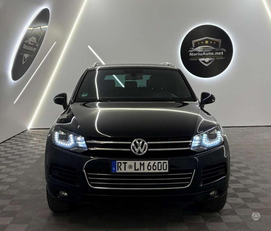 Black Volkswagen Touareg 2013 in Marijampole, with an engine capacity of 2.97 L and mileage of 296 thousand km for 11350 €, photo 12 on AUTOMOTO.COM.LV